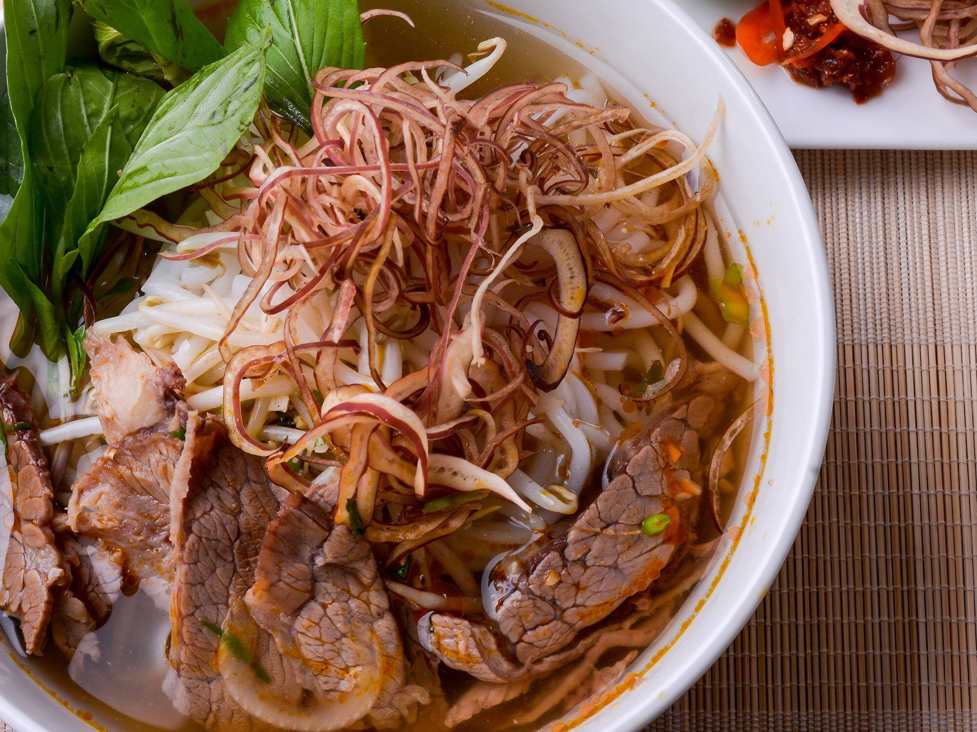 Bún bò bao nhiêu calo, ăn có bé không?